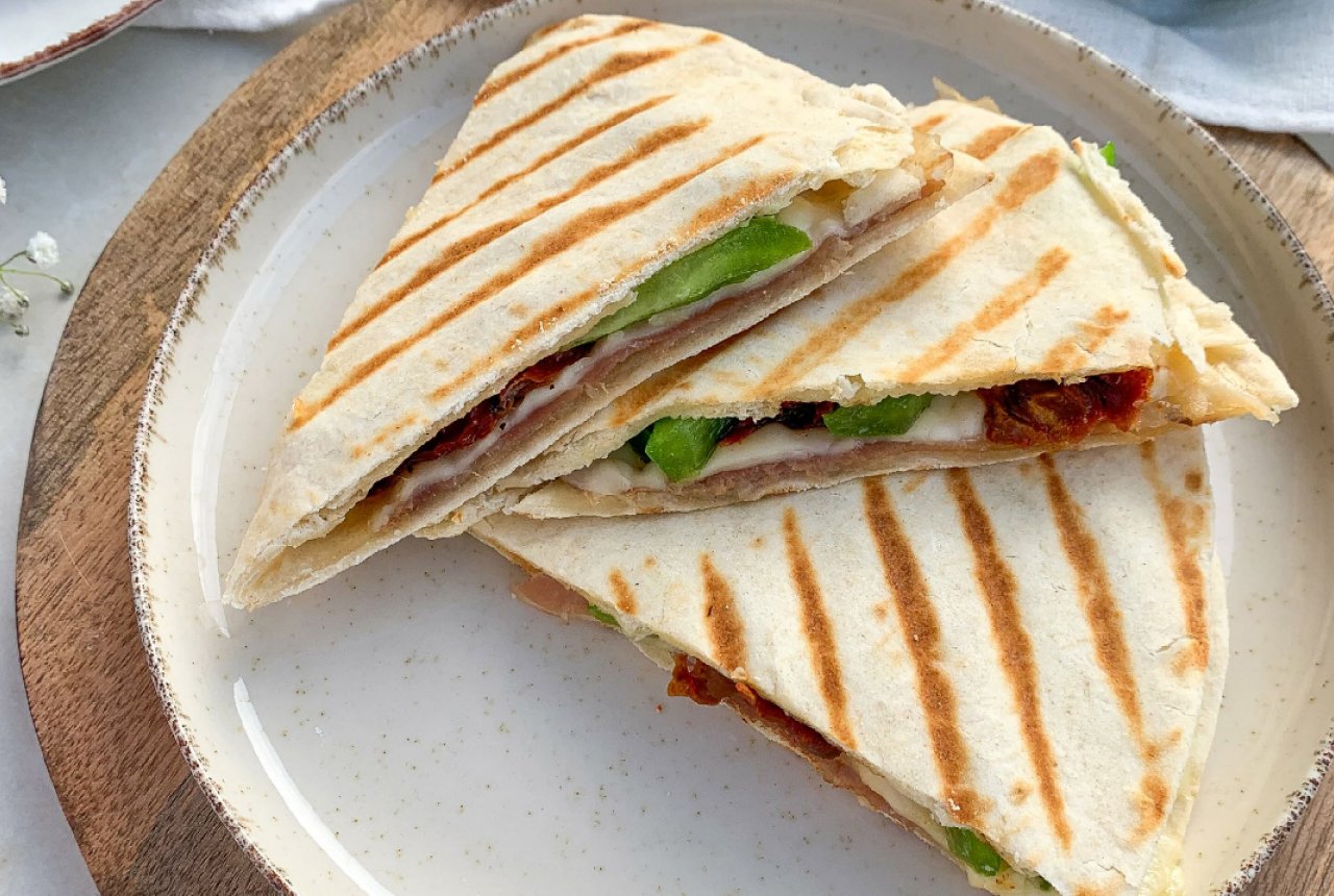 Zapiekana piada z dwoma serami | Przepis na piada wraps