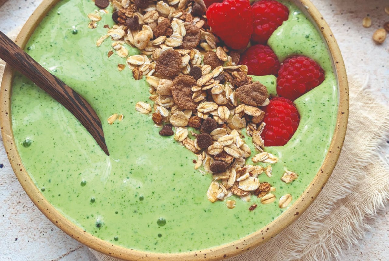 Zielone smoothie bowl z muesli – przepis na green smoothie bowl